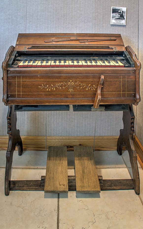 Pump Organ: History and Characteristics - Handmade Sound