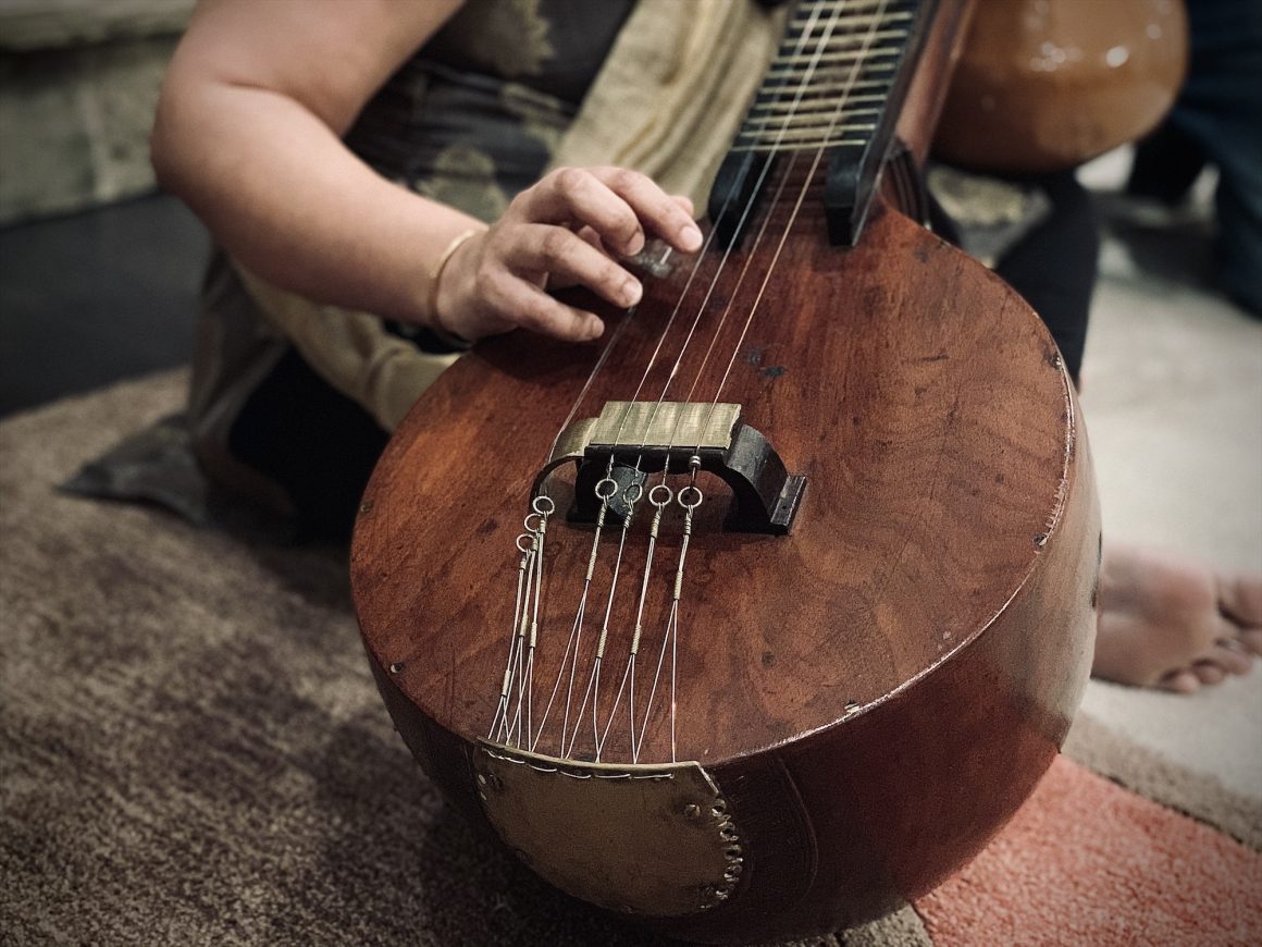 Sitar: History, Characteristics, Sound, and How to Play - Handmade Sound
